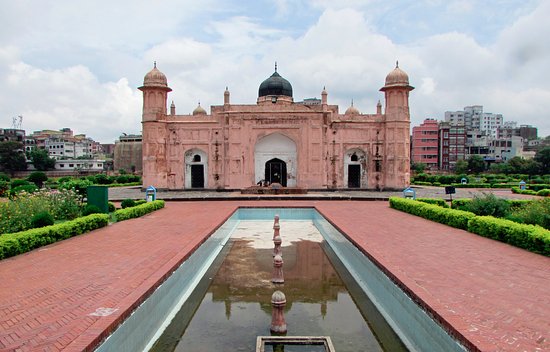 Three Men at the Lalbagh Fort – Borderless